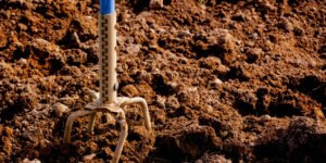 Werkzeug zum Erde auflockern: Das können Sie verwenden